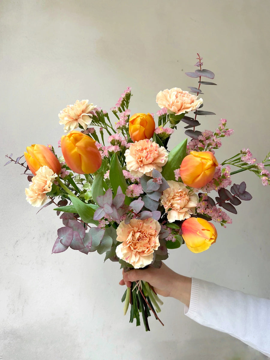 Bouquet du mois : tulipes franciliennes et oeillets d'Italie – Désirée