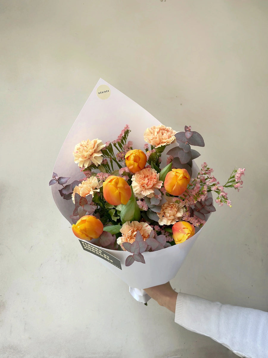 Bouquet du mois : tulipes franciliennes et oeillets d'Italie – Désirée